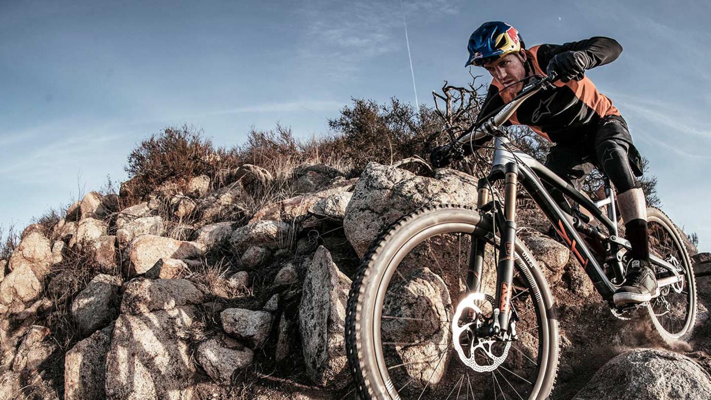 Video: Aaron Gwin meets the Jeffsy 27 | Bike Hub